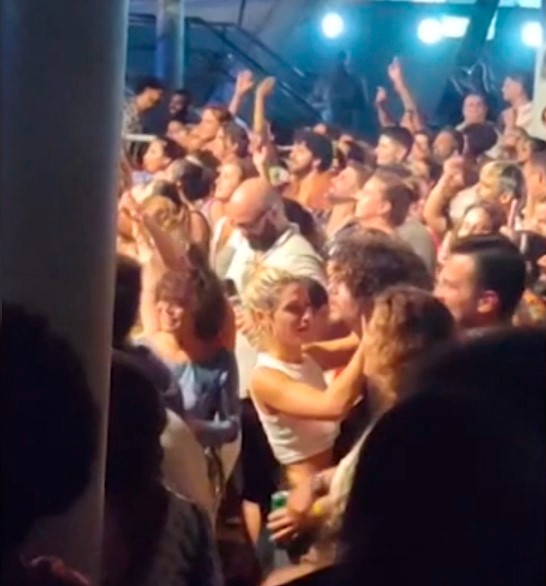 Luisa Arraes, esposa de Caio Blat, beija filho de Cássia Eller em show ... Luisa Arraes, esposa de Caio Blat, beija filho de Cássia Eller em show ...