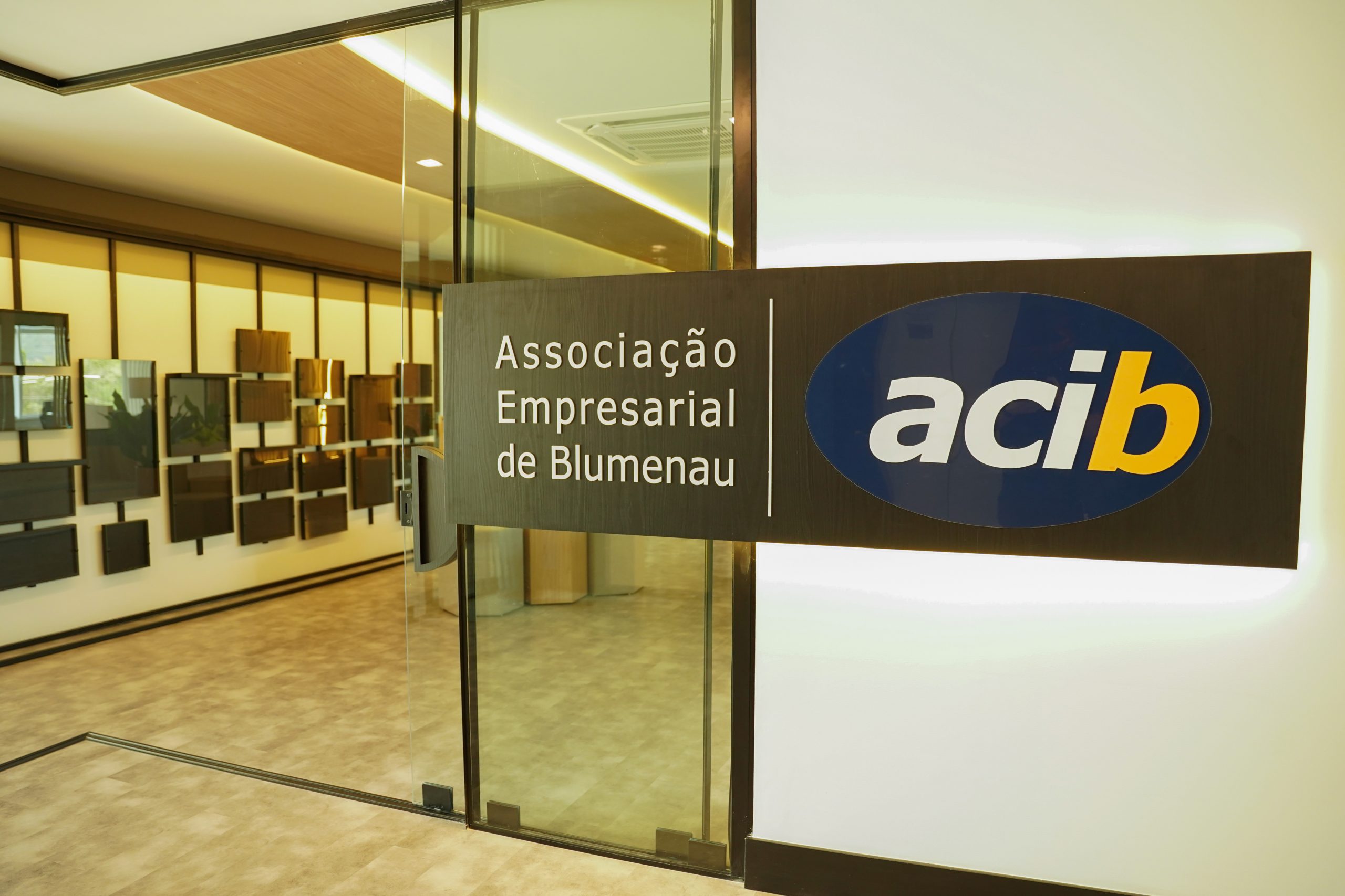 Acib celebra marca de 900 associados em Blumenau