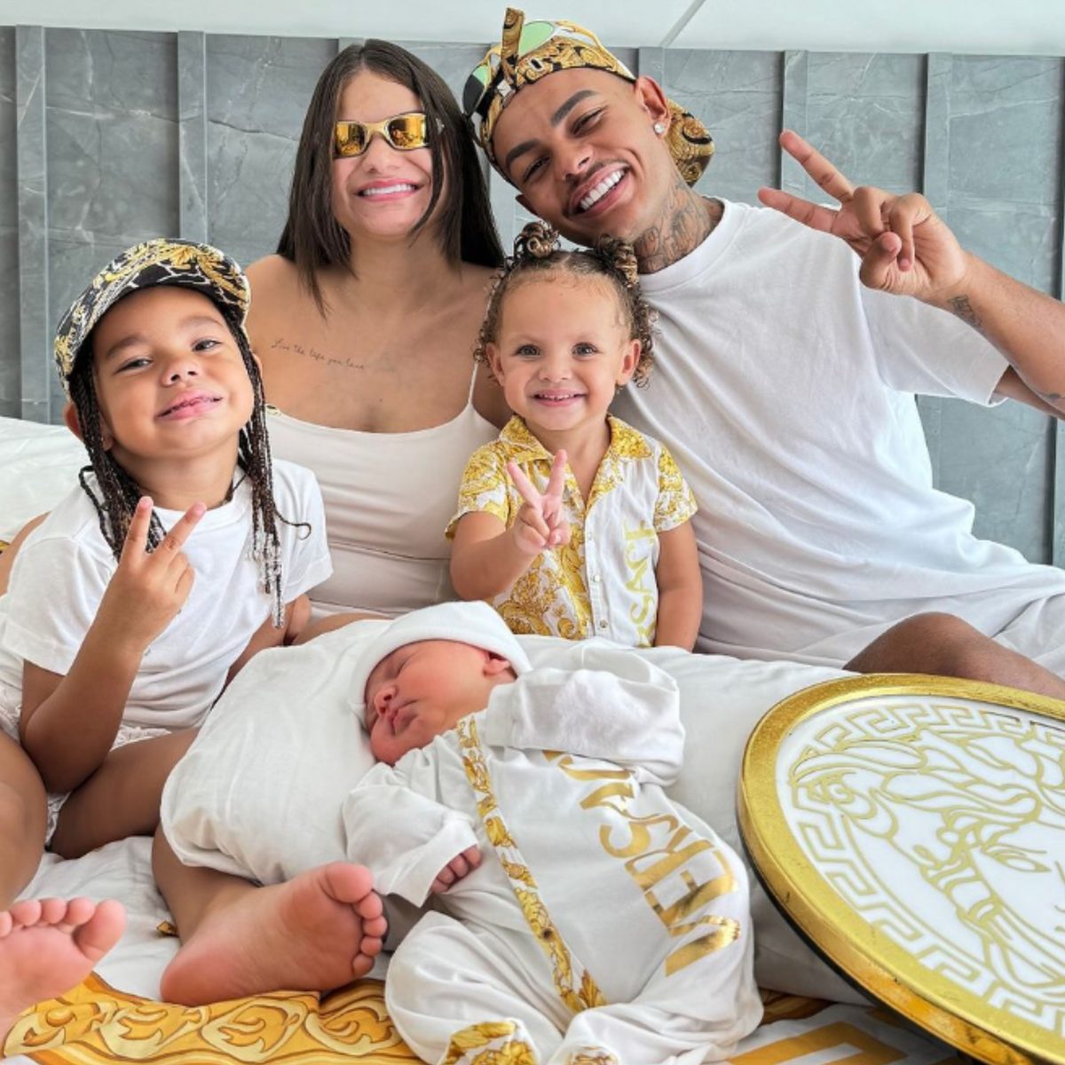 Filho de Chrys Dias usa macacão Versace de quase R$ 3 mil