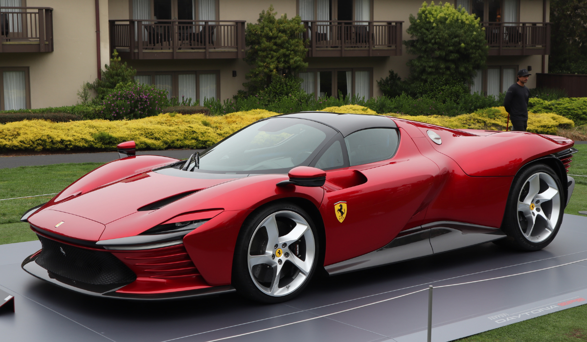 Cristiano Ronaldo ostenta Ferrari avaliada em R$ 11 milhões