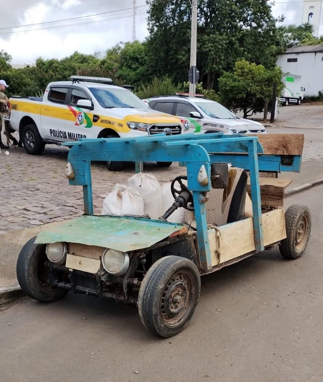 Veja fotos do carro dos Flintstones encontrado em SC