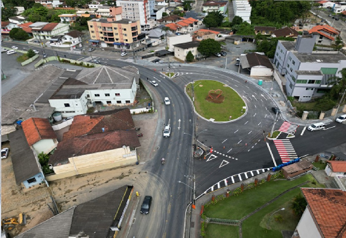 Nova rotatória de Blumenau é liberada ao trânsito na quinta