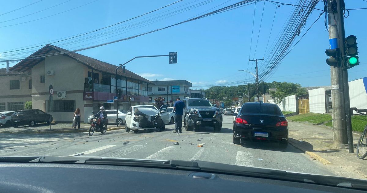 VÍDEO: Acidente entre dois carros para trânsito em importante rua de ...
