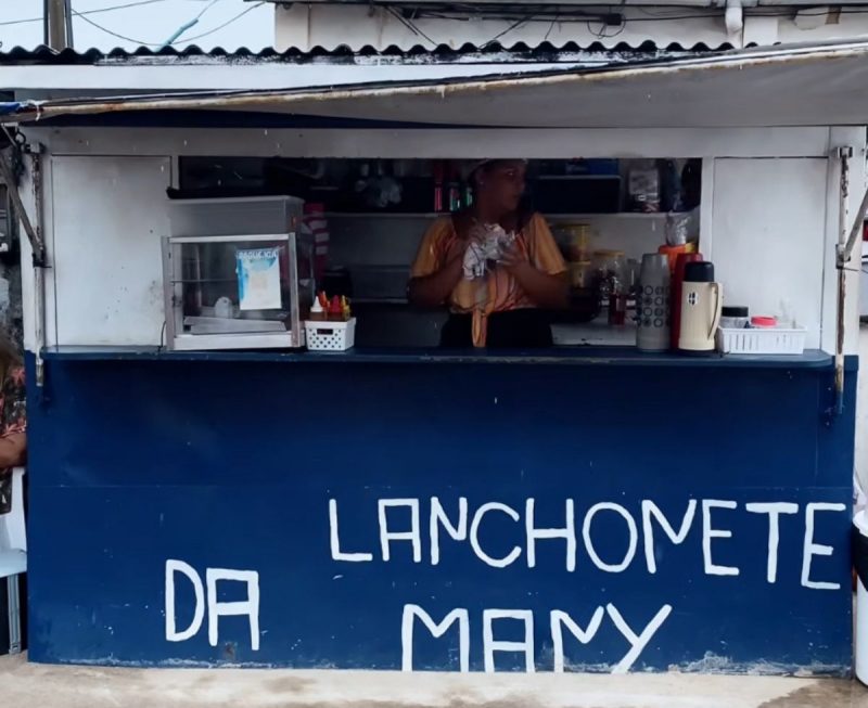 Mani Rego retorna à barraca de lanches após término com Davi