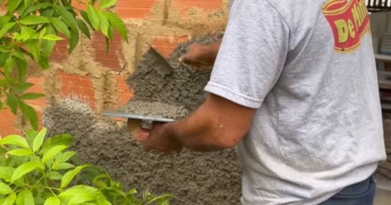 Pedreiro ensina técnica de chapisco para transformar paredes: 'lindo e ...