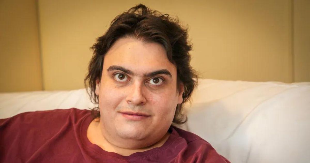 Homem de 317kg morre e família sofre pra achar funerária