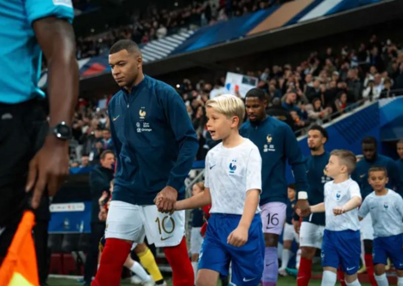 Mbappé pede que jovens votem em massa nas eleições na França