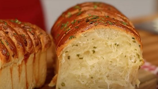 'Pronto em 2 minutos': misture 3 ingredientes e faça pão 'chupa pochete'