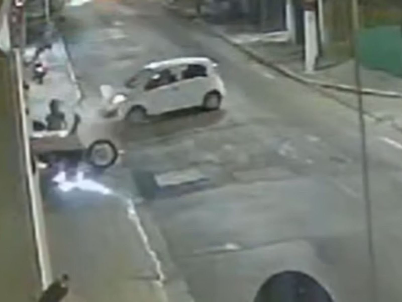 Policial fica com perna 'pendurada' após ser atropelado