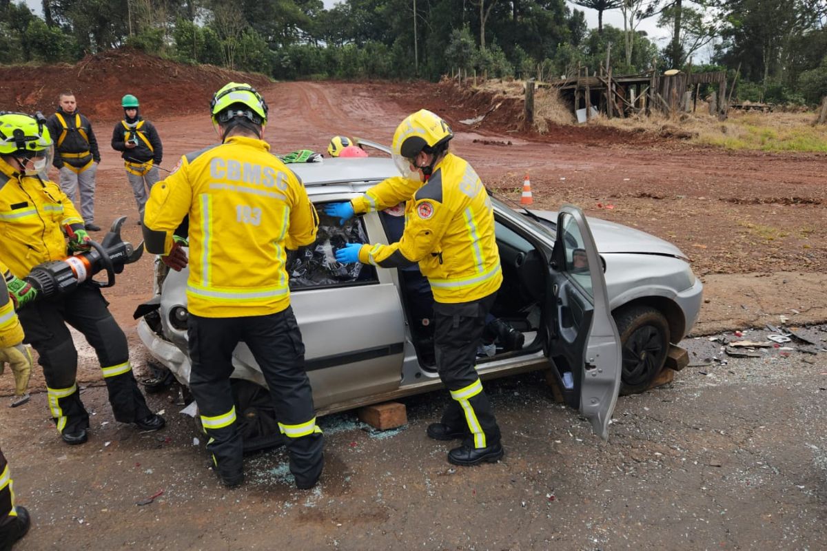 Motorista invade pista contrária e bate em carreta na SC-480