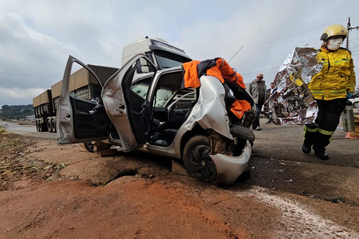 Motorista invade pista contrária e bate em carreta na SC-480