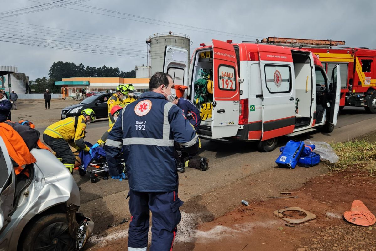 Motorista invade pista contrária e bate em carreta na SC-480