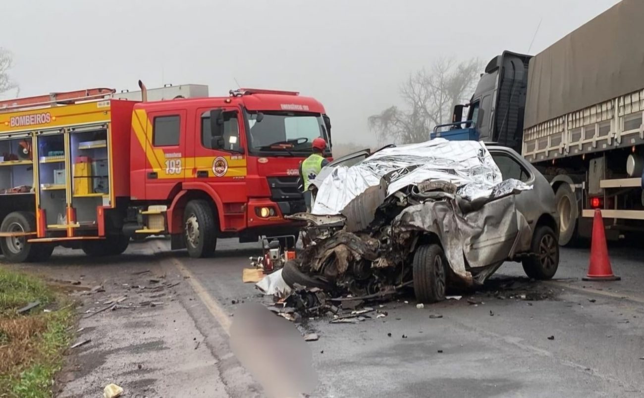 Acidente entre carro e carreta mata uma pessoa na BR-163 em SC - Nova FM 103.9