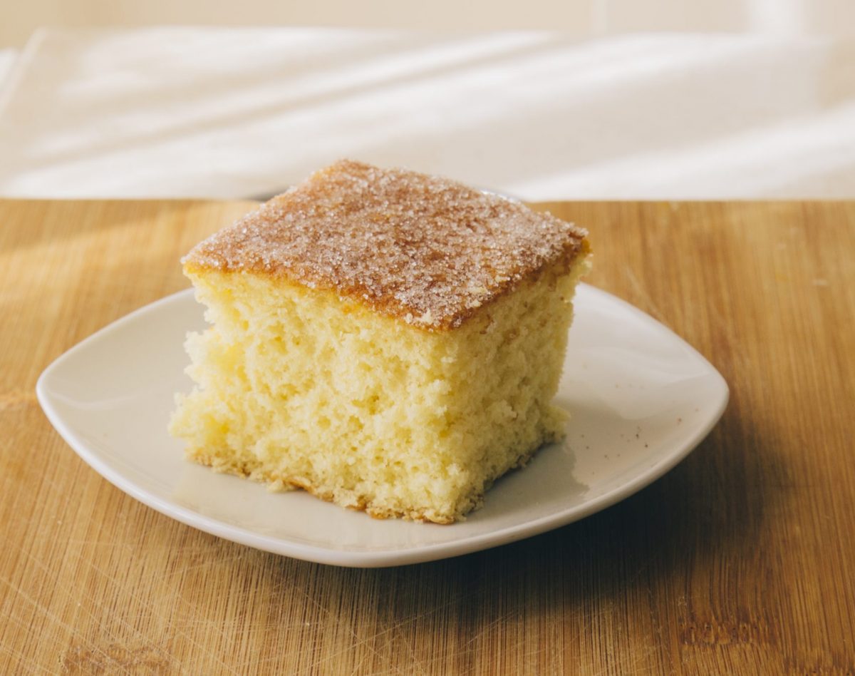 Bolo sem ovos e sem leite é delicioso e prático; aprenda