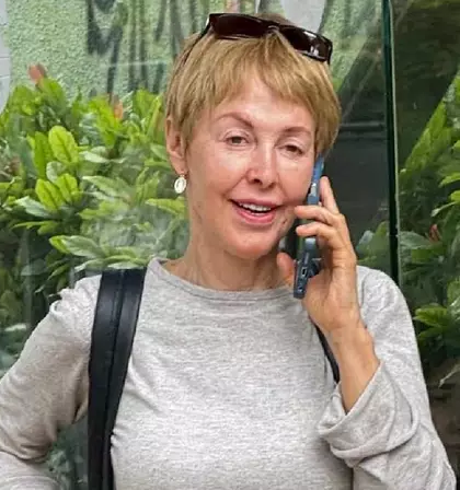 Fora da TV há 10 anos, atriz é vista em ponto de ônibus em SP