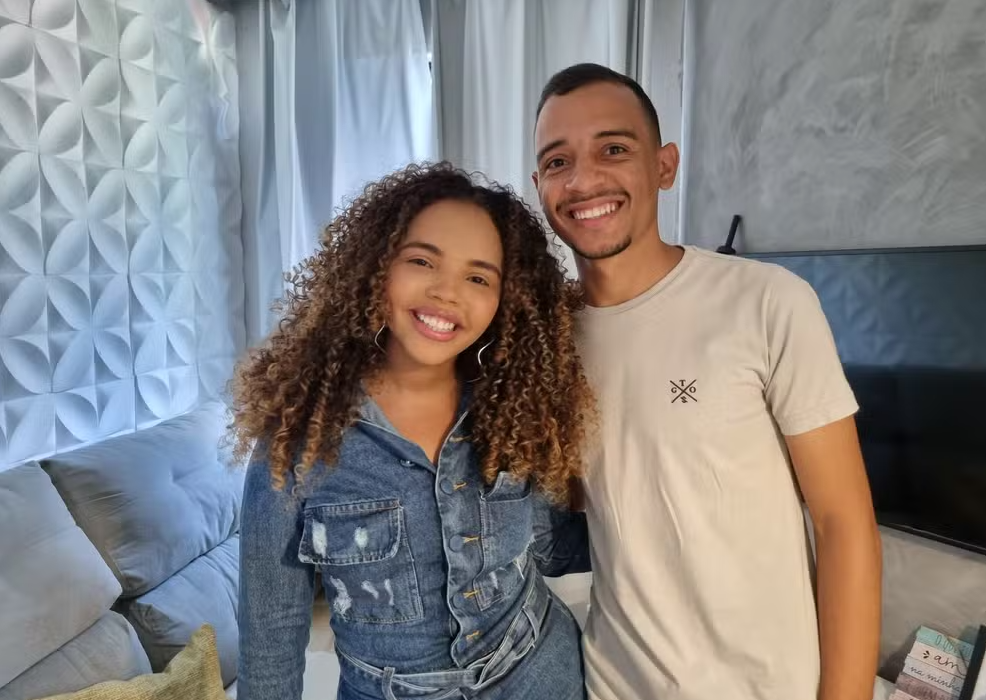 Pitel e apresentador da globo são vistos em clima de romance