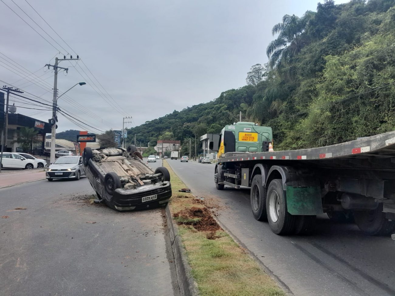 FOTOS: Acidente deixa carro capotado no meio da via em SC