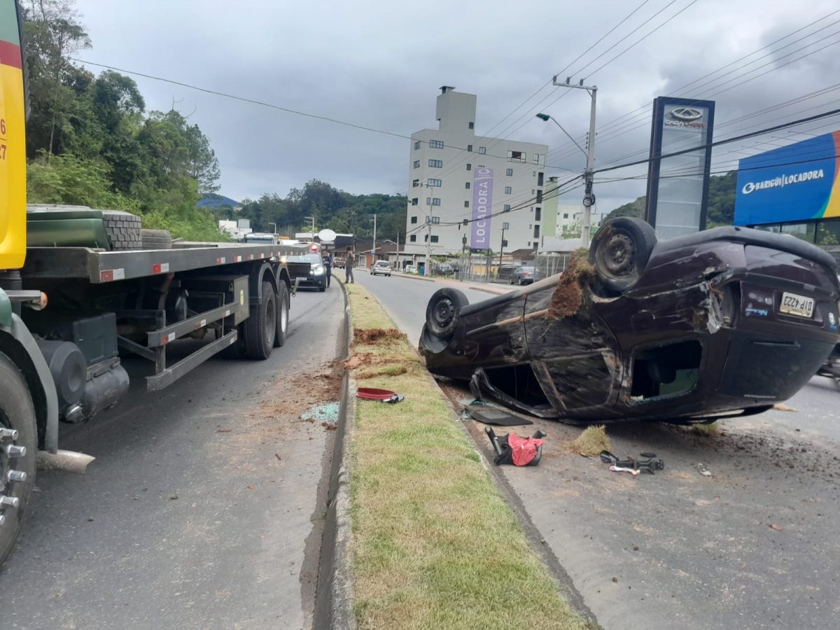 FOTOS: Acidente deixa carro capotado no meio da via em SC