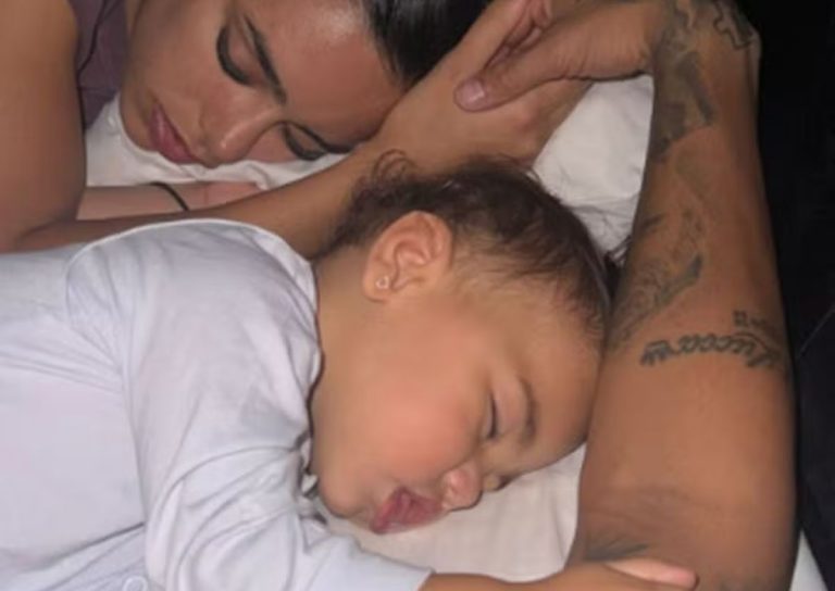 Neymar posta foto de mãos dadas com Bruna Biancardi dormindo