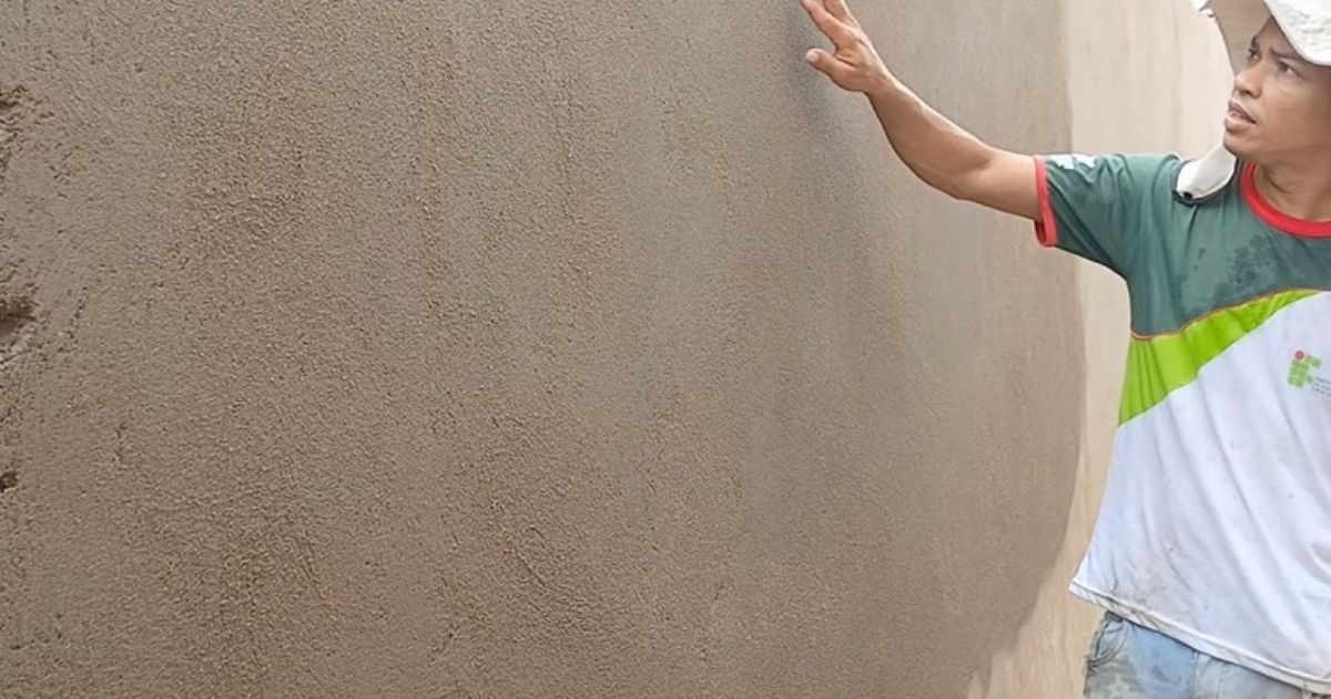 Pedreiro ensina técnica para massa de reboco com filito