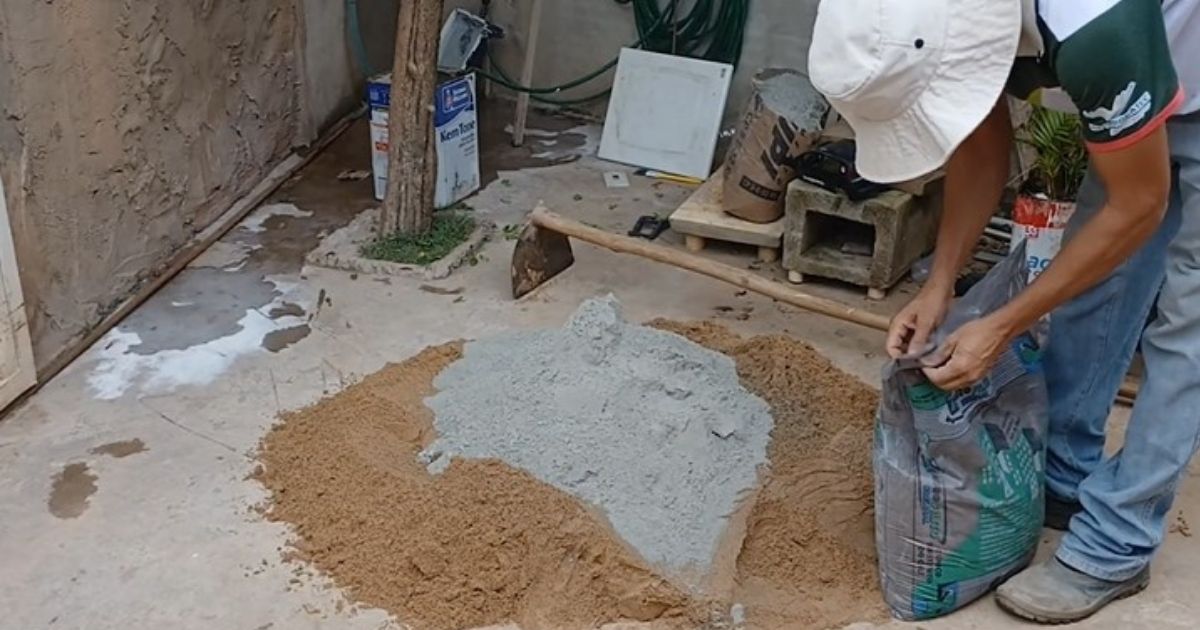 Pedreiro ensina técnica para massa de reboco com filito