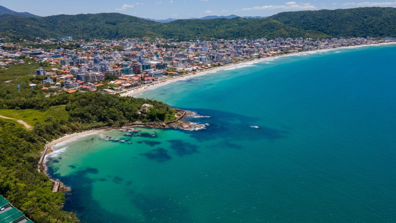FOTOS: Praia do Ribeiro, em Bombinhas, é paraíso natural