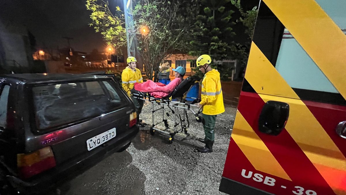 Resgate de homem acamado mobiliza bombeiros em SC