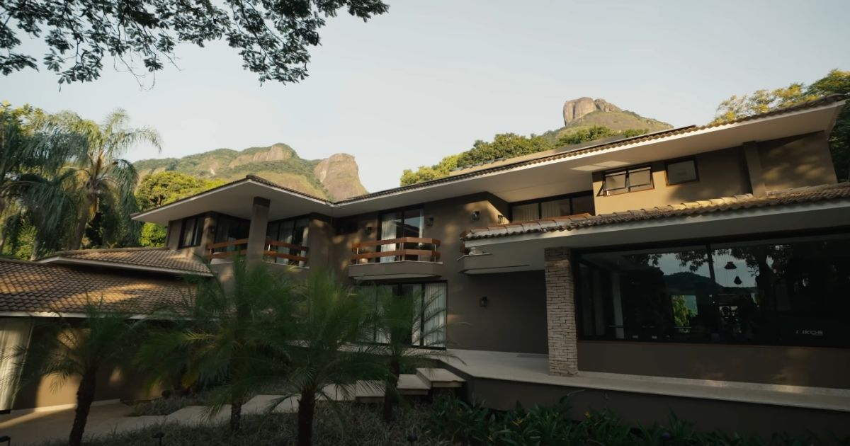 Anitta faz tour por nova mansão no Rio de Janeiro