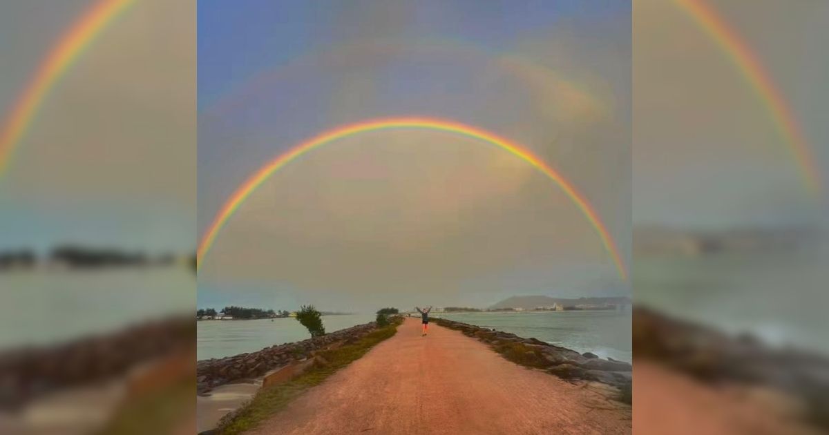 Registro de arco-íris duplo em praia de SC emociona web