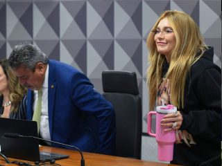 Depoimento da Virginia no Senado começa com 'bora para cima'