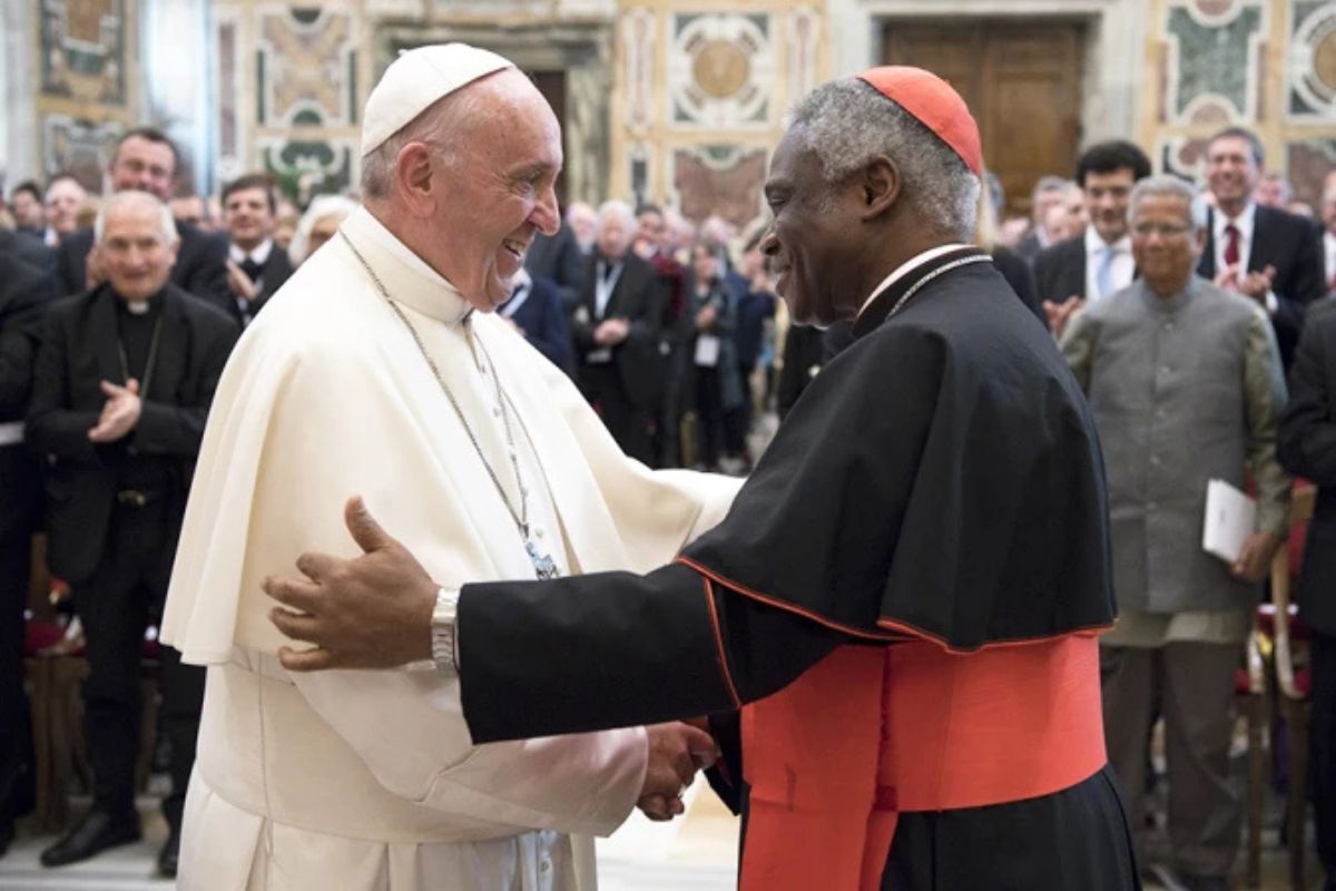 Quem é Peter Turkson, cotado para ser o primeiro papa negro