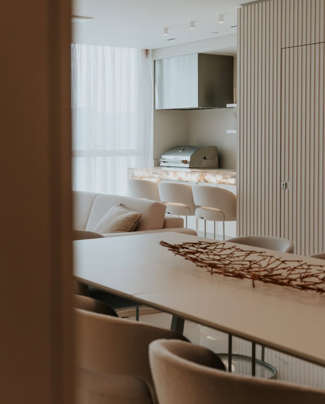 Veja o interior do luxuoso 'primo' da Senna Tower, em SC