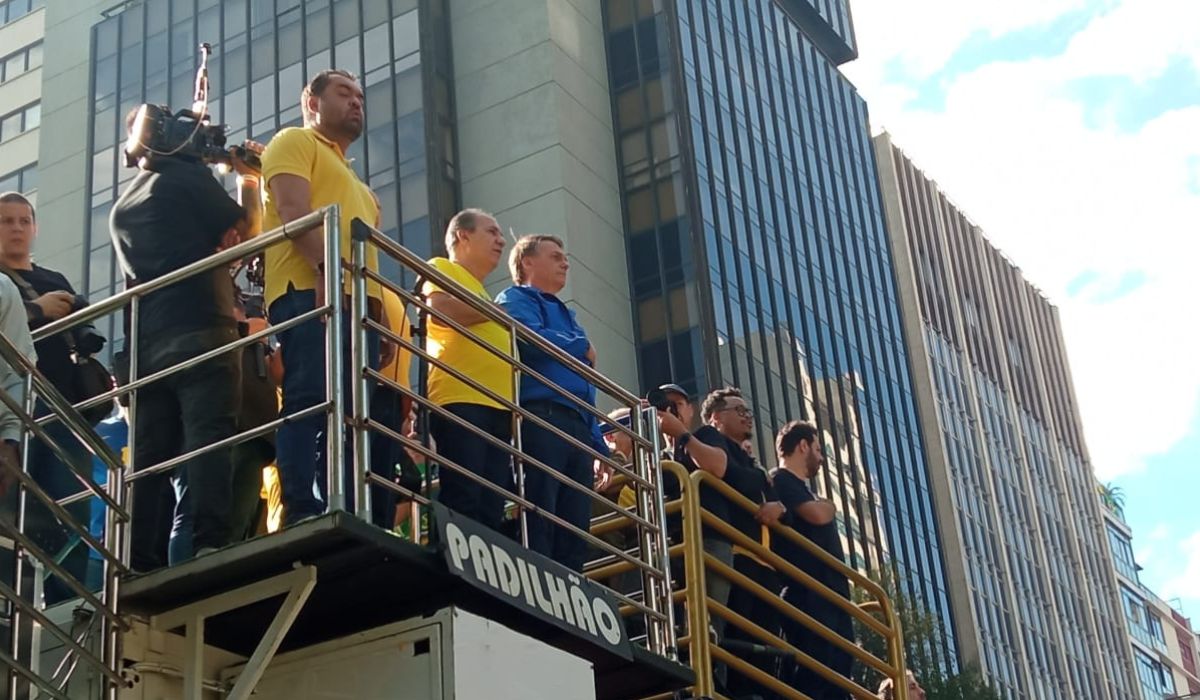 Tarcísio sobe o tom e pede 'fora, PT' na Paulista