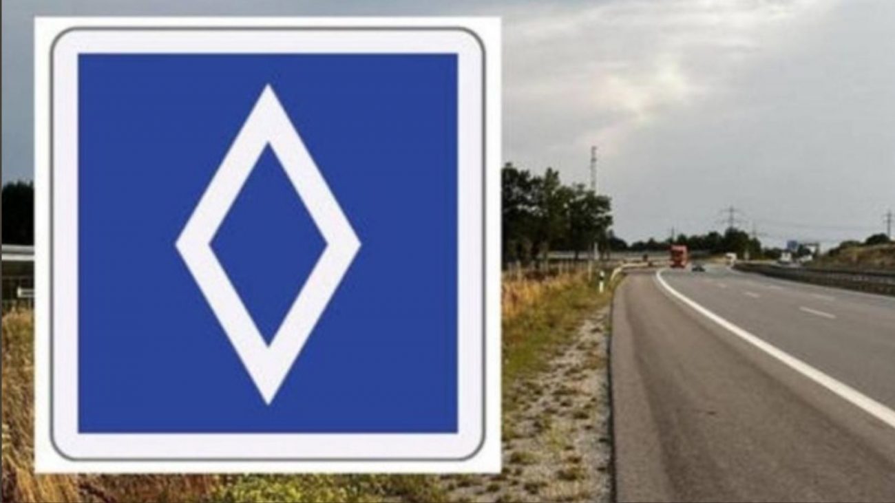 O que significa a nova placa de trânsito azul com um losango no centro?