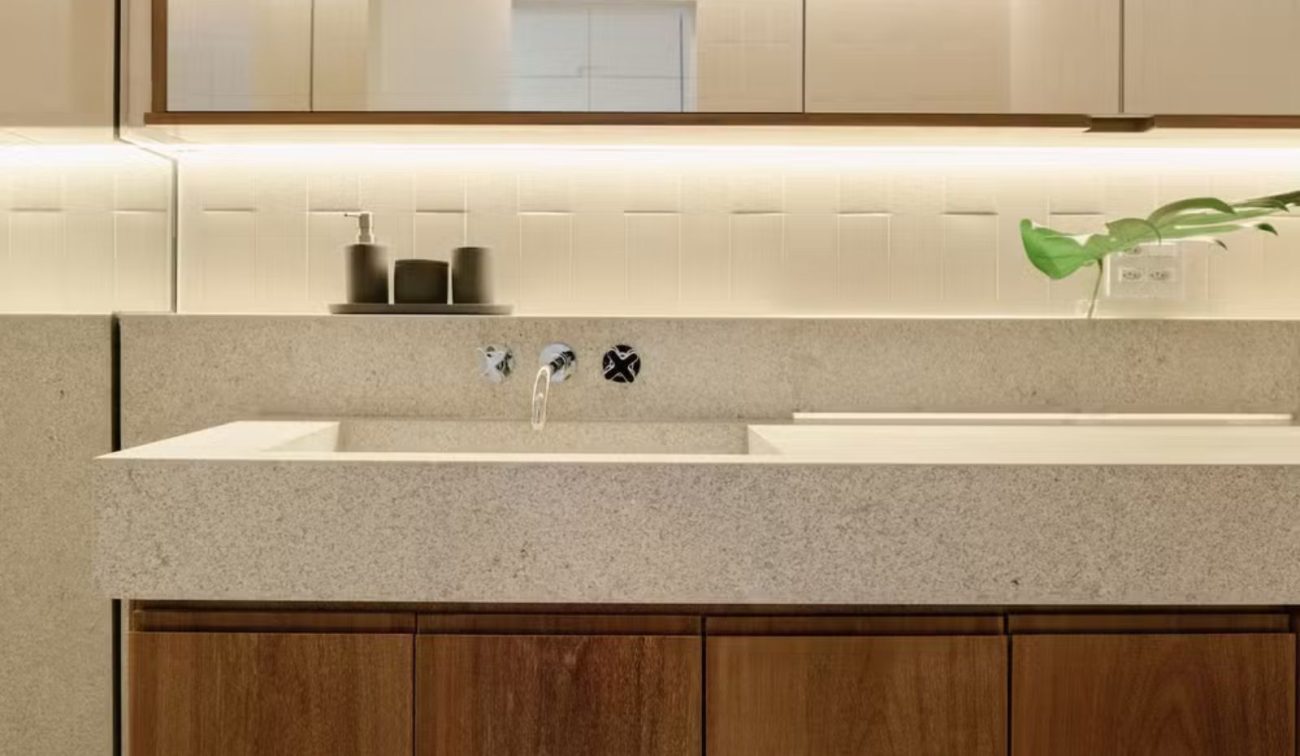 Como modernizar um banheiro pequeno com a cuba esculpida