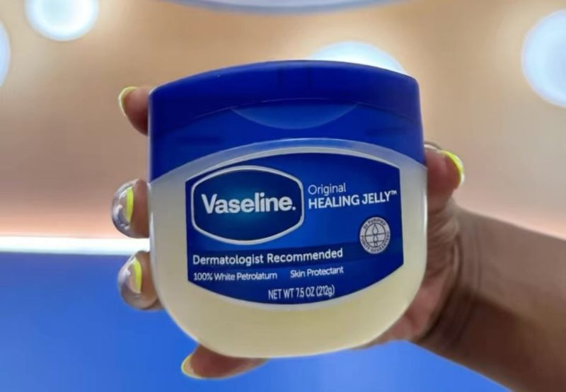 Como a vaselina sólida está sendo usada para ‘selar’ perfume no inverno