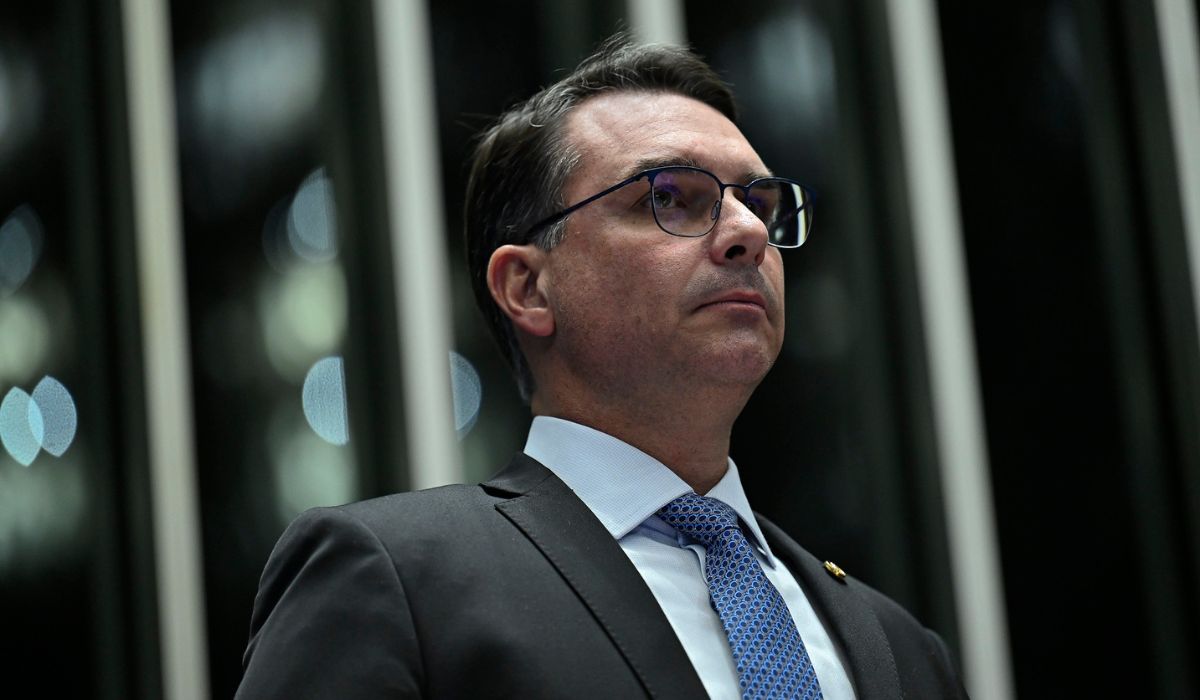 Flávio Bolsonaro culpa Alexandre de Moraes pelo tarifaço