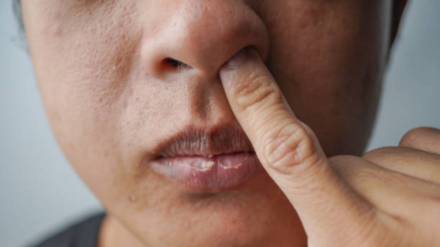 Por que tanta gente adulta ainda come meleca e como parar