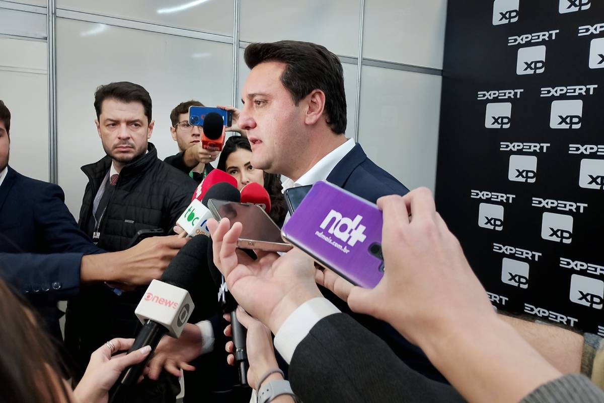 Ratinho Júnior é alvo de críticas de Eduardo Bolsonaro