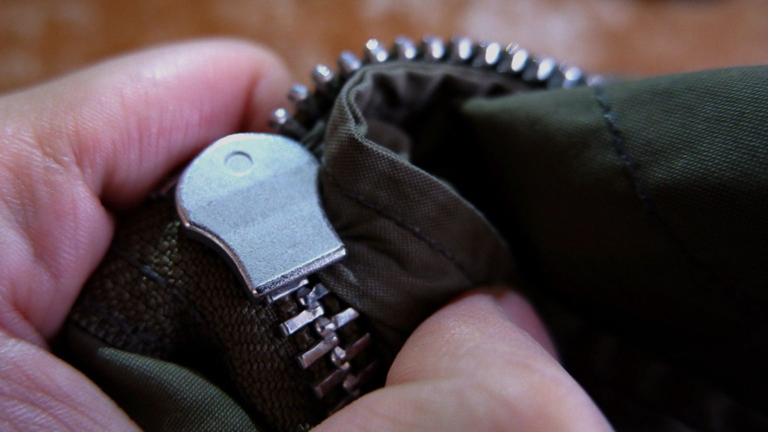 Poucas pessoas sabem: por que é útil esfregar um lápis no zíper quando ...