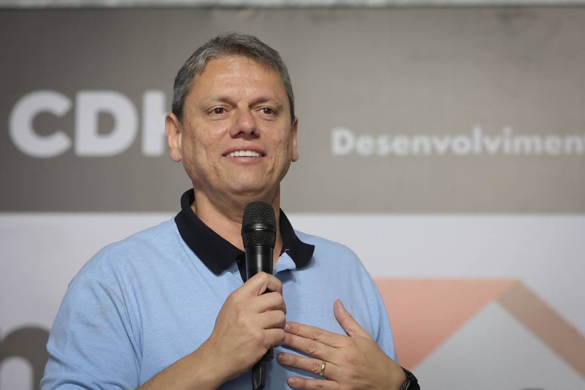 Tarcísio 'evangélico' cresce tom religioso em seus discursos