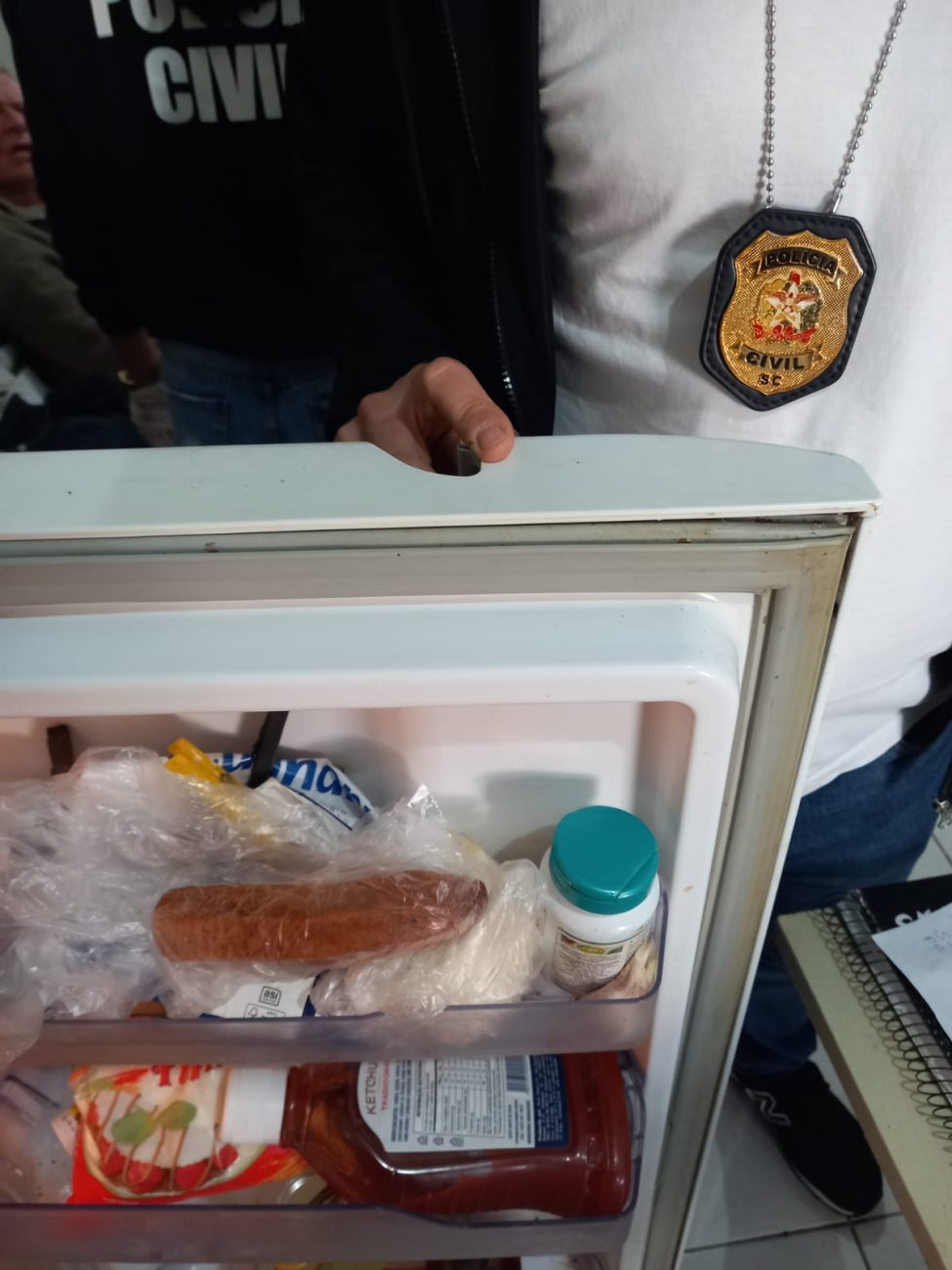 Cão morre e polícia acha veneno na geladeira de tutor em SC