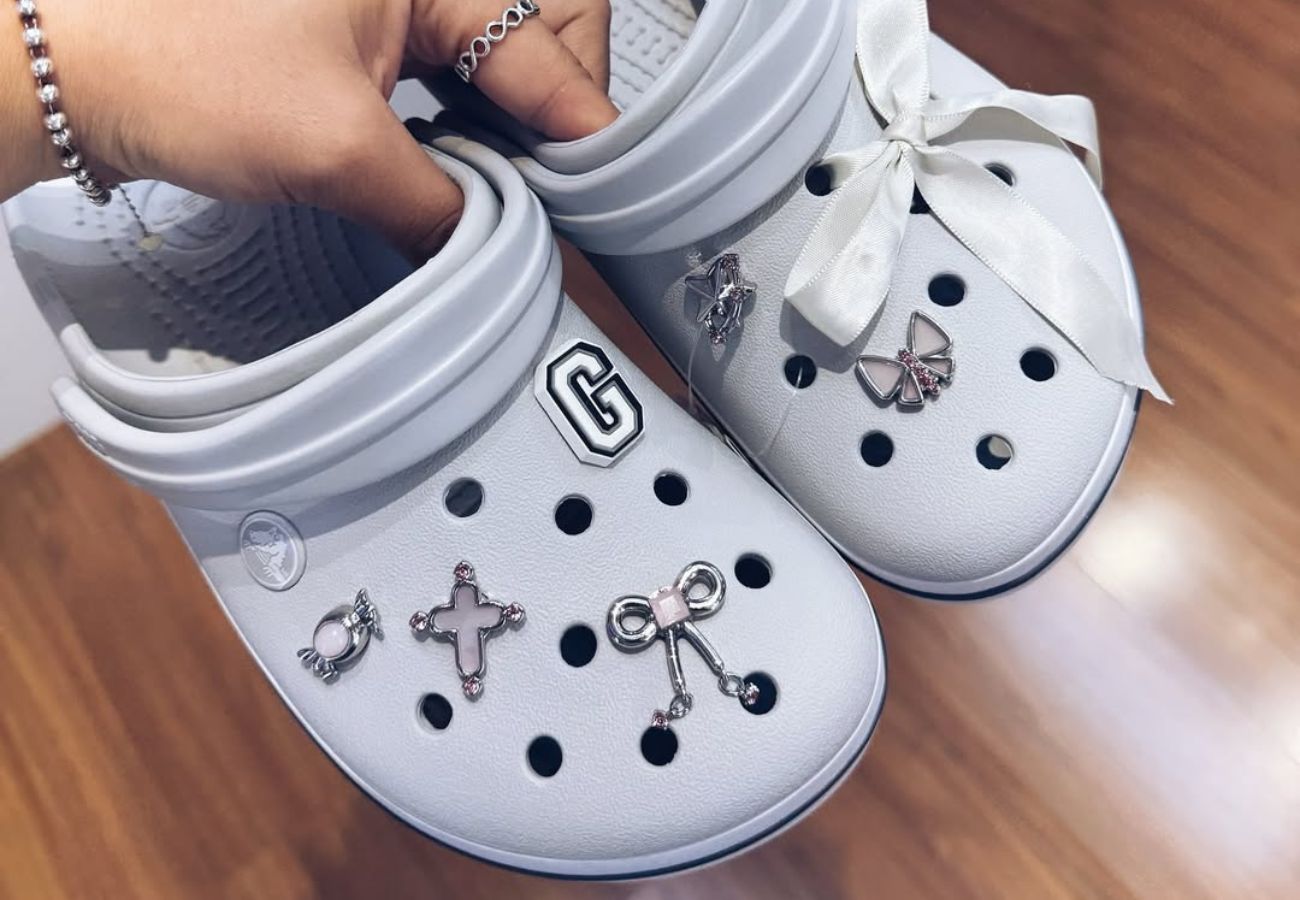 Antes odiados, Crocs fazem retorno trinfual em 2025