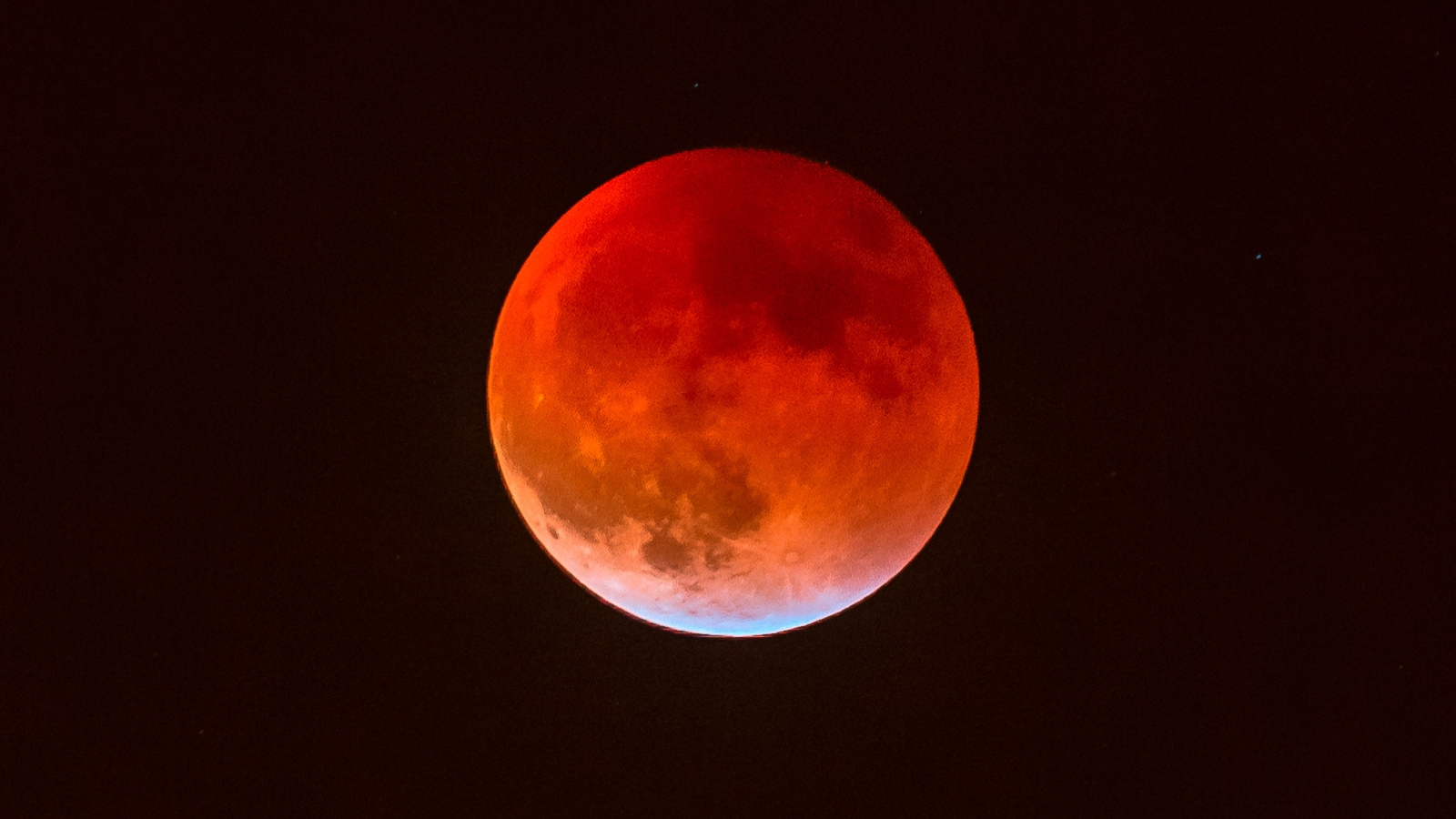 Lua de Sangue: Eclipse lunar revela raro fenômeno ao vivo