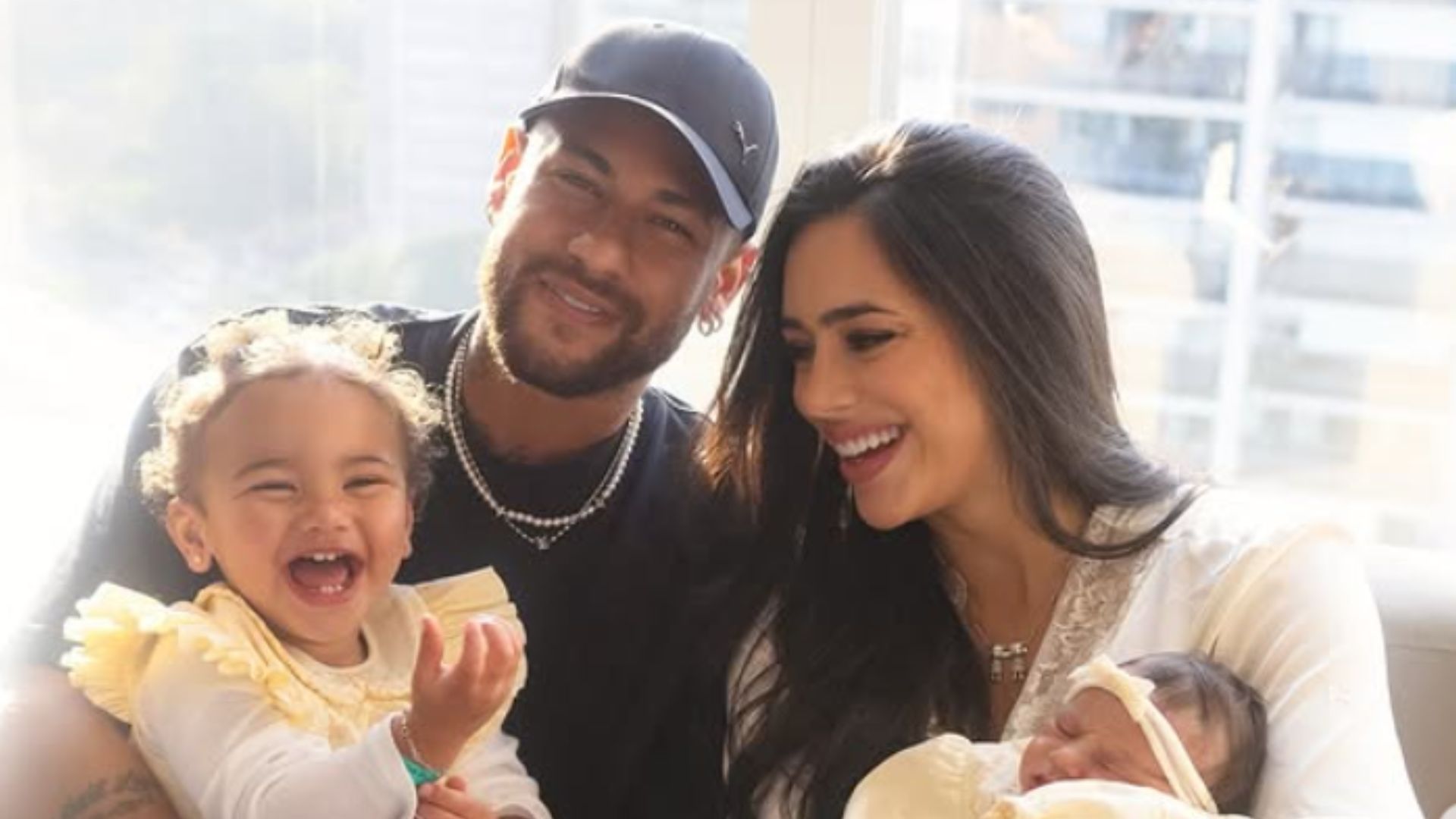 Neymar e Bruna Biancardi deixam mansão após estarem sendo vigiados por câmeras