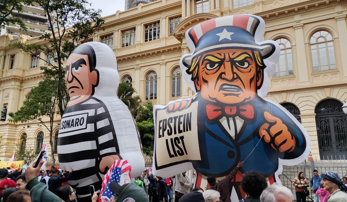 Ato da esquerda em SP tem boneco de Bolsonaro preso