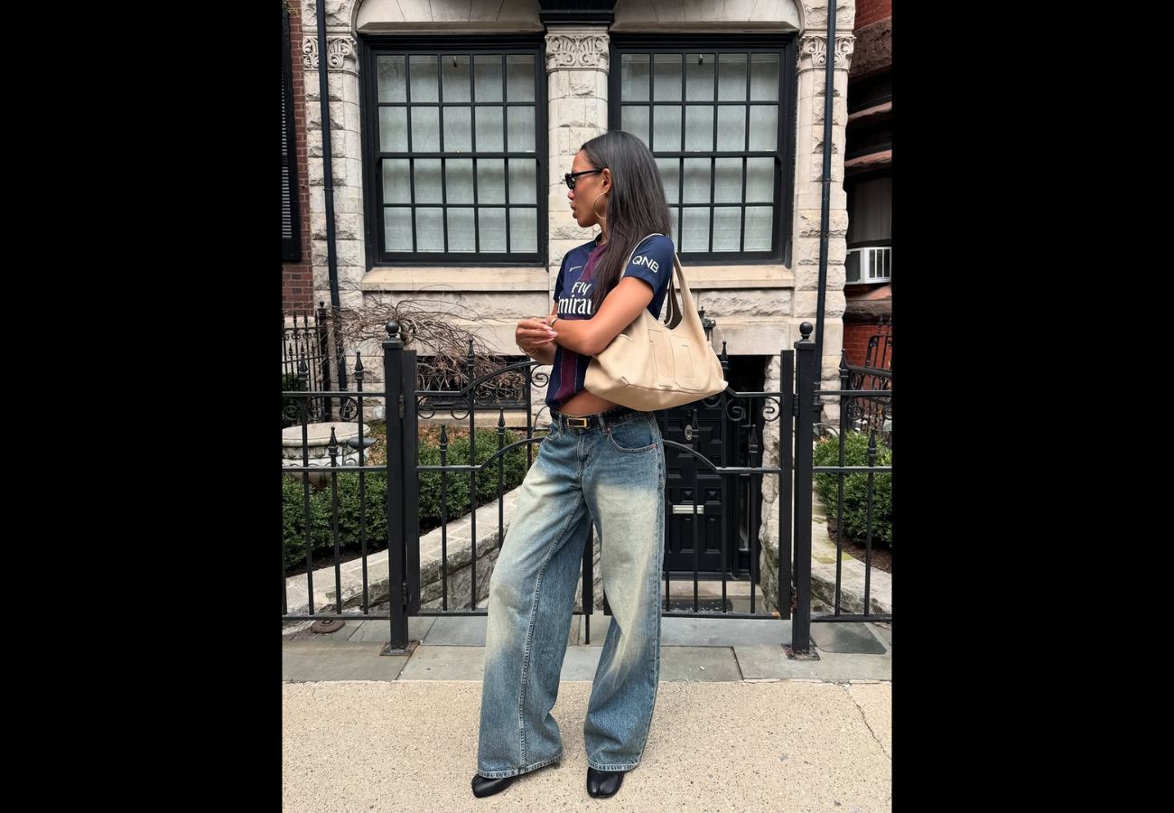 O jeans com lavagem manchada volta forte em 2025; como usar