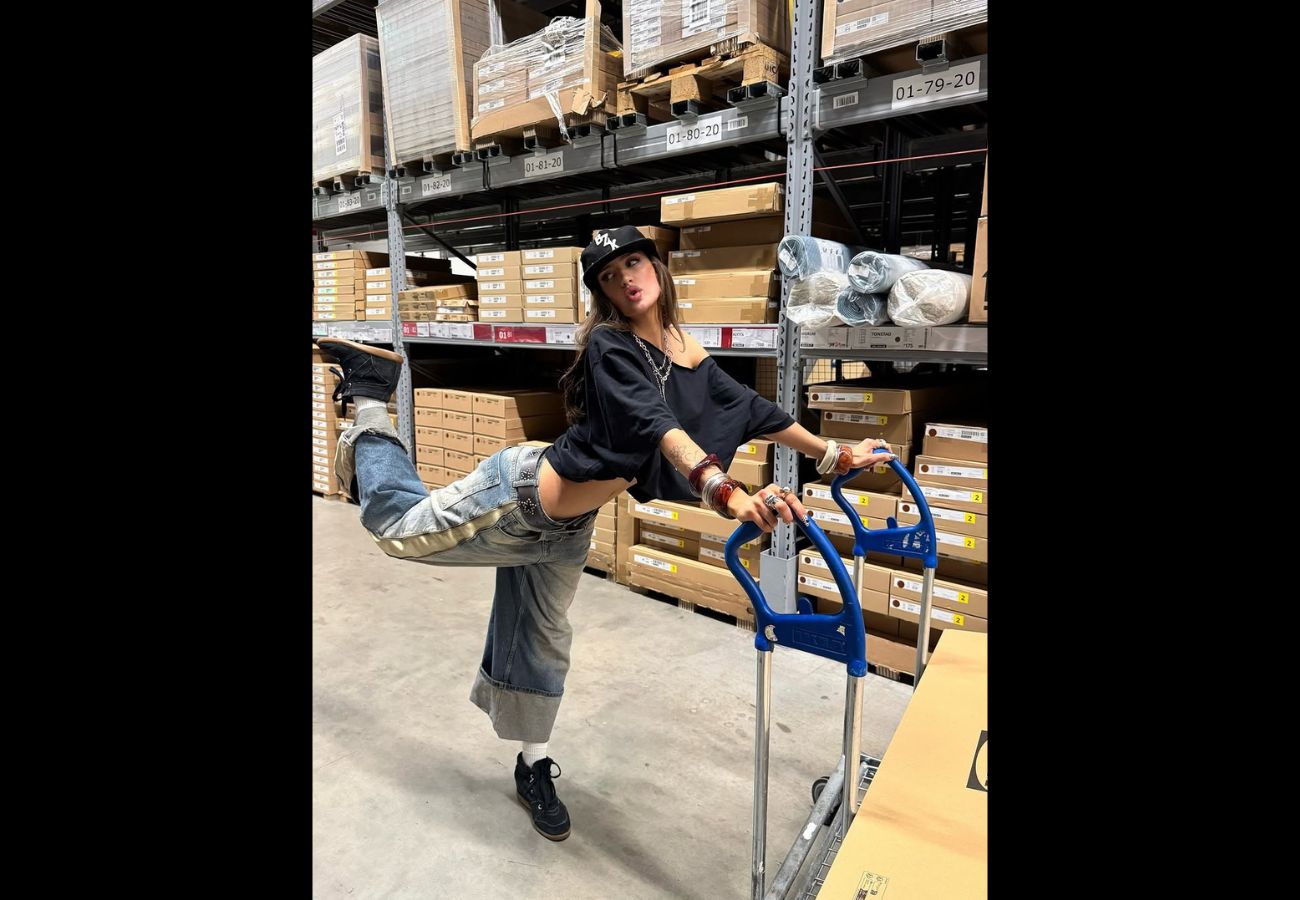 O jeans com lavagem manchada volta forte em 2025; como usar