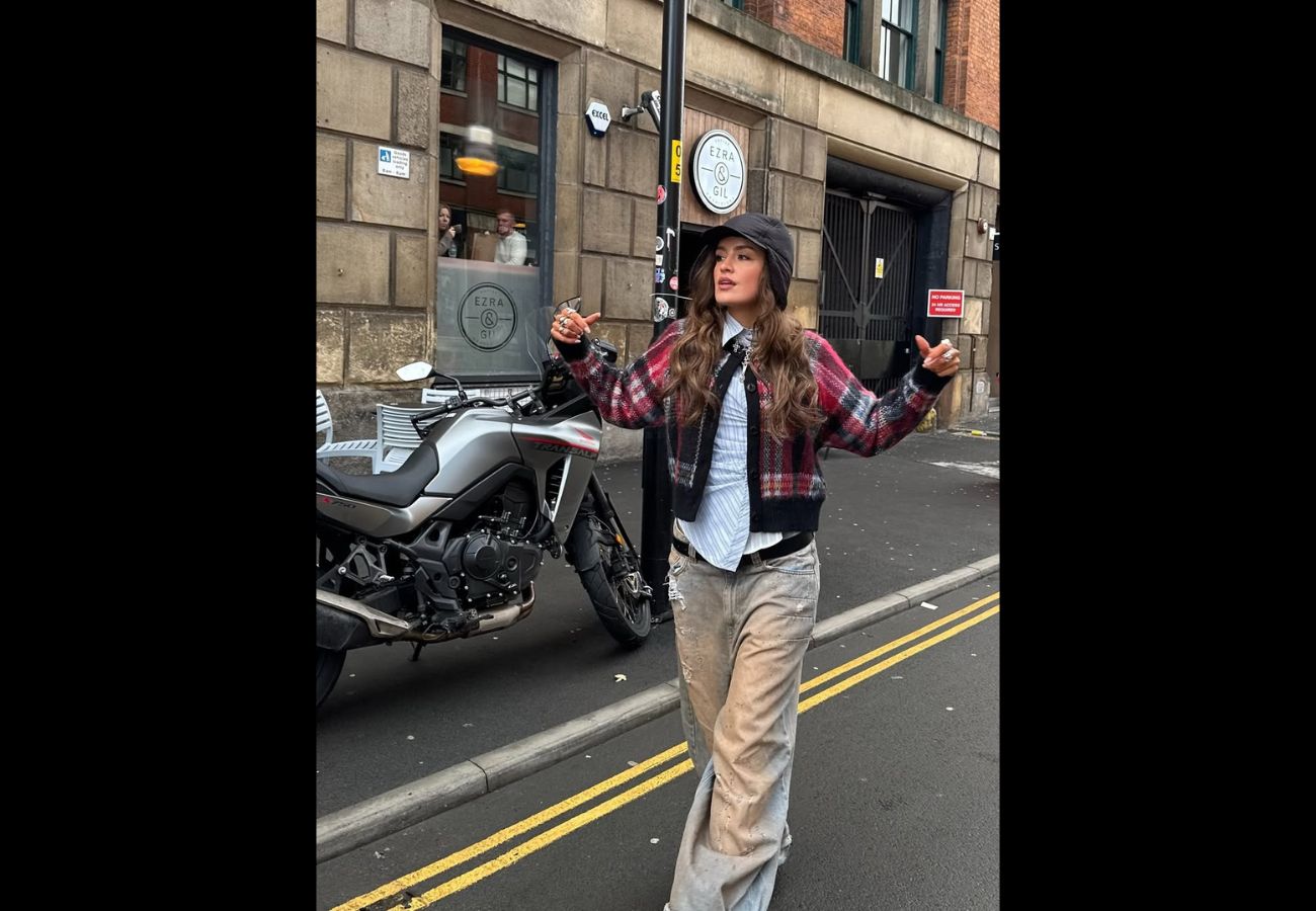 O jeans com lavagem manchada volta forte em 2025; como usar