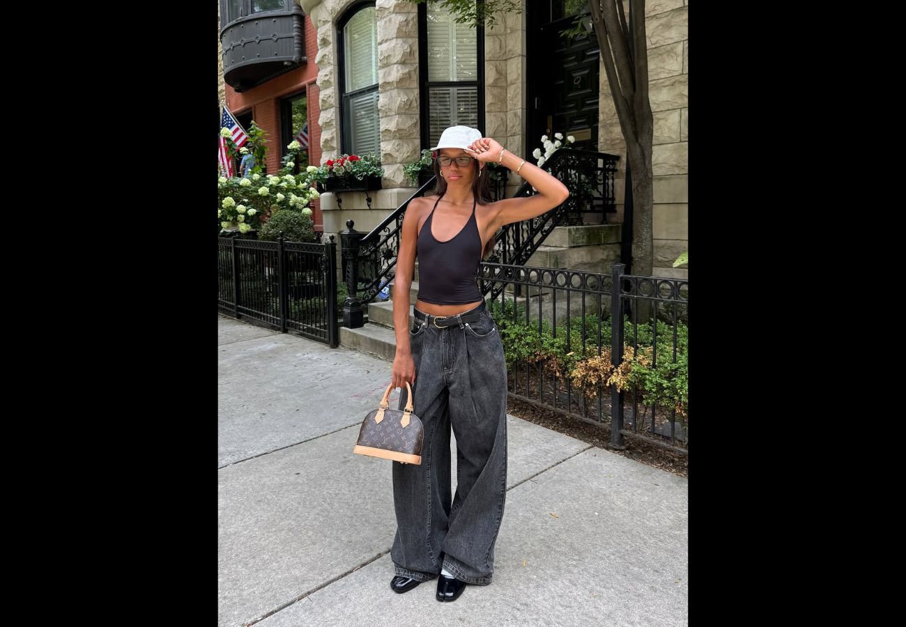 O jeans com lavagem manchada volta forte em 2025; como usar